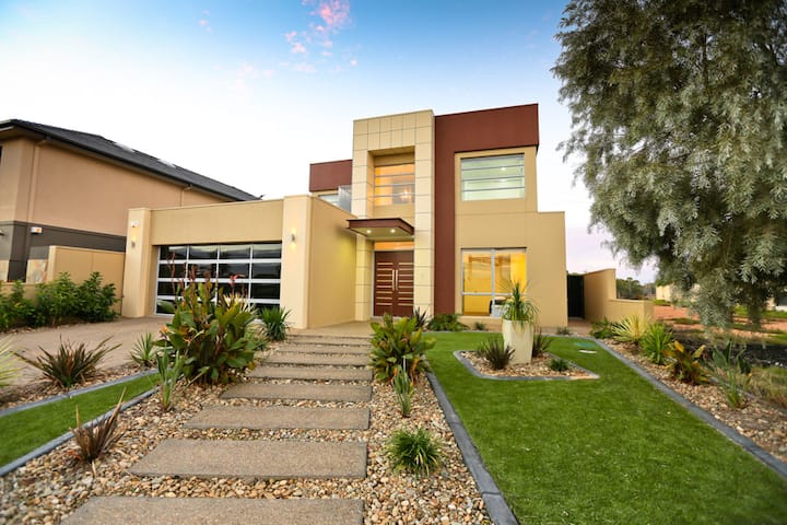 Luxury Six Bed - Overlooking The Murray River - Mildura