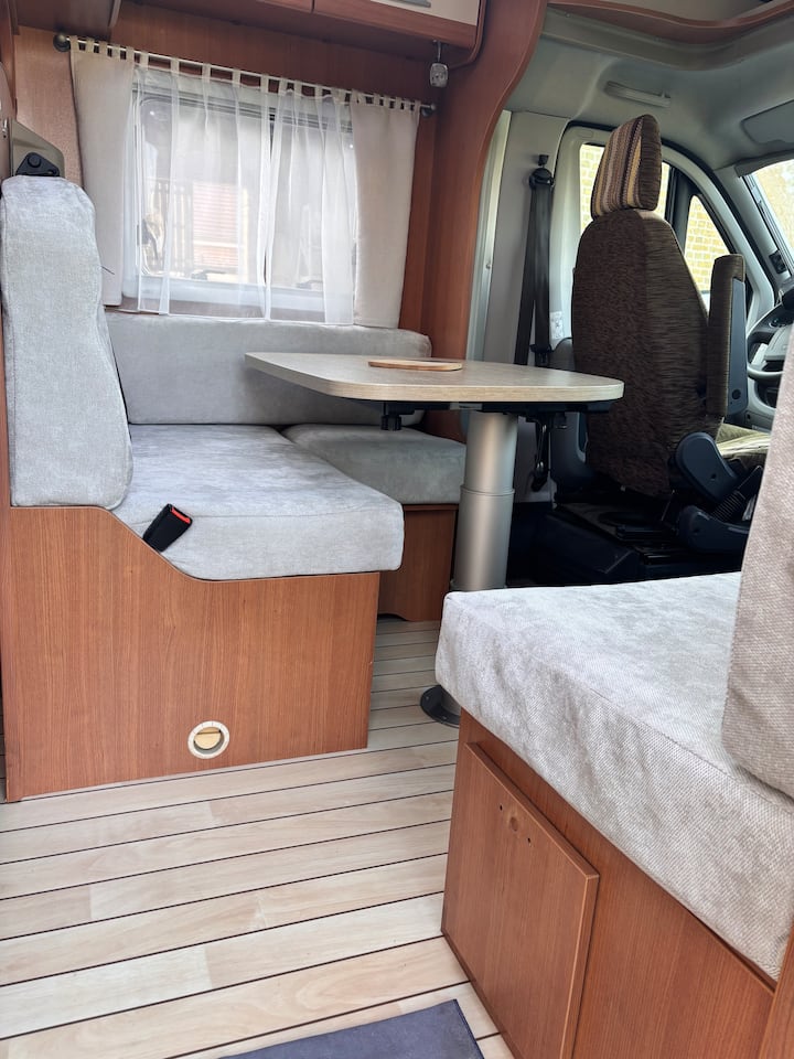 Un Camping-car Tout Confort, Vu Sur La Nature - Merville