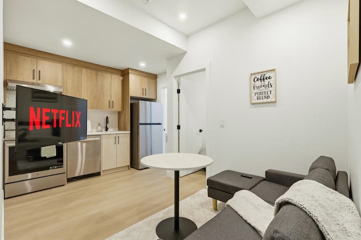 Fast Access 2 Mountains City Centre 2br 2bed Suite - Calgary