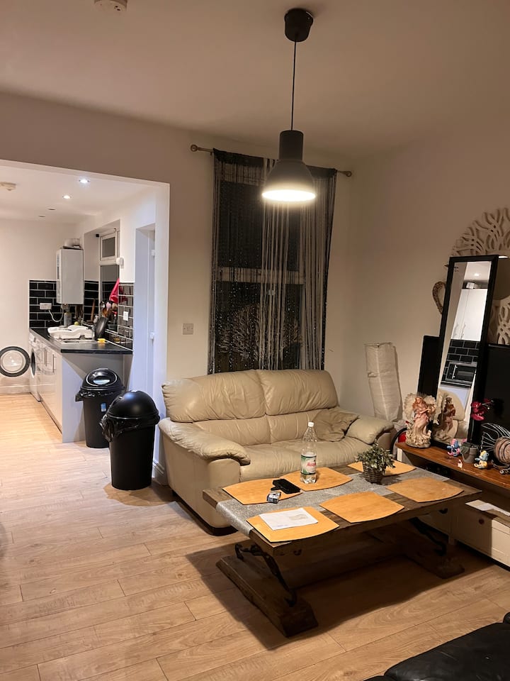 Spacious 4-bedroom House With Lovely Attic Room - Nottingham