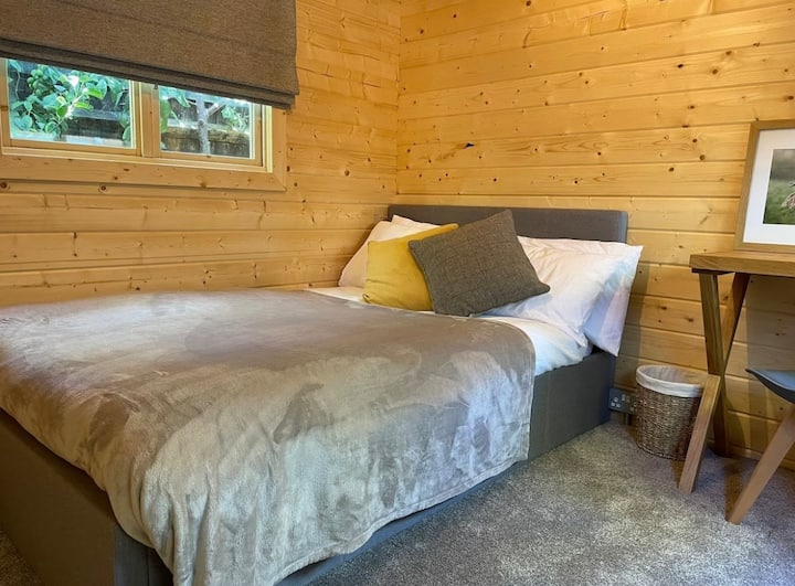 Peaceful Garden Hideaway Cabin | Private Entry - Bicester