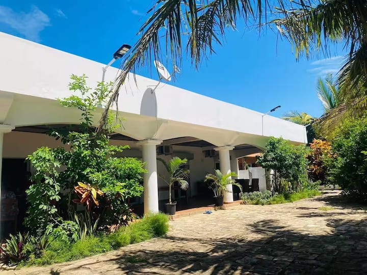 Villa Pied Dans L'eau 5 Chambre+wifi+clim+gardien - Madagascar