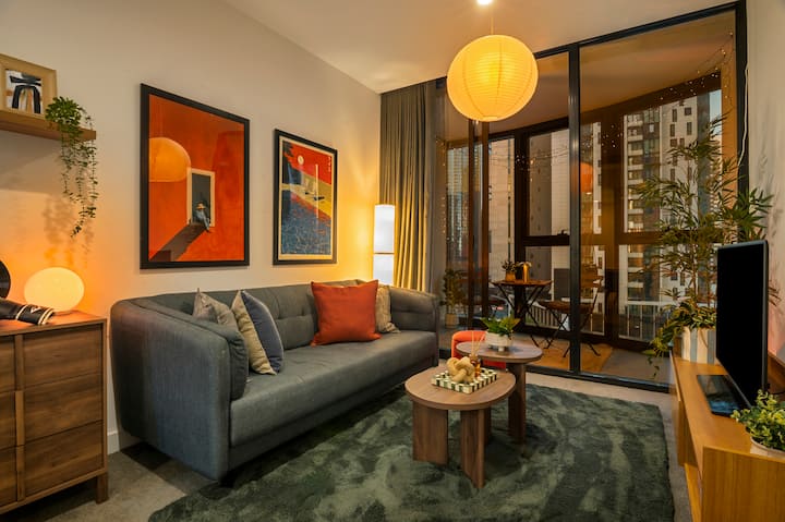 Mid-century City Views Retreat | Near F1 Gp Race - Australia