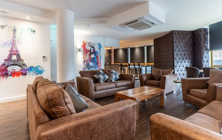 Paris Party Pad (With Patio) (Sleeps 14) - Liverpool