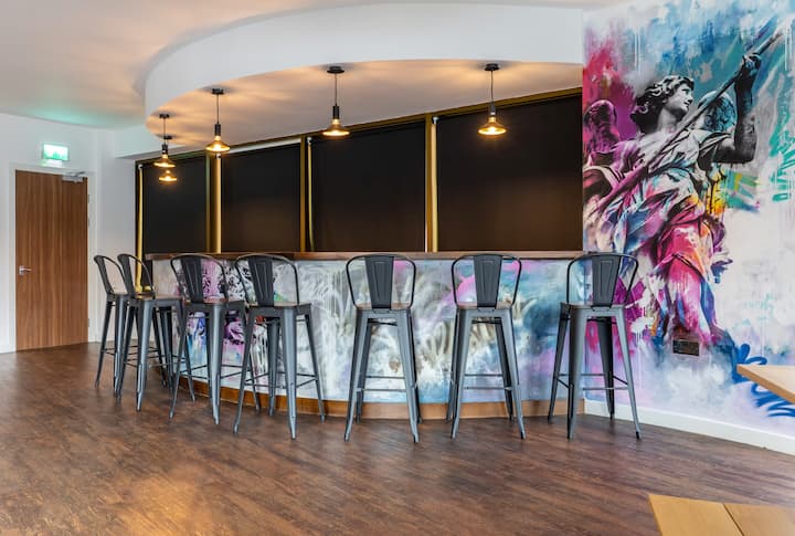 Rome Party Pad (Sleeps 14) - Liverpool