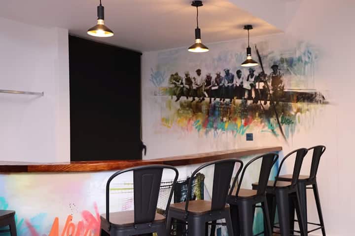 New York Party Pad (Sleeps 16) - Liverpool