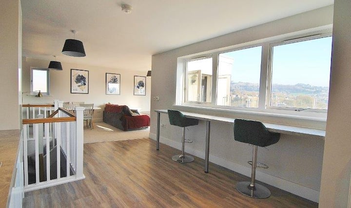 Penthouse Flat With Views Over Cotswold Hills - Stroud, UK