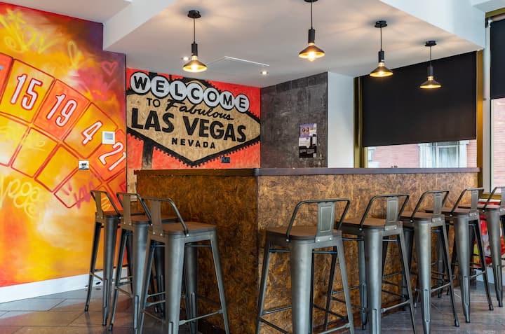 Las Vegas Party Pad (Sleeps 16) - Liverpool