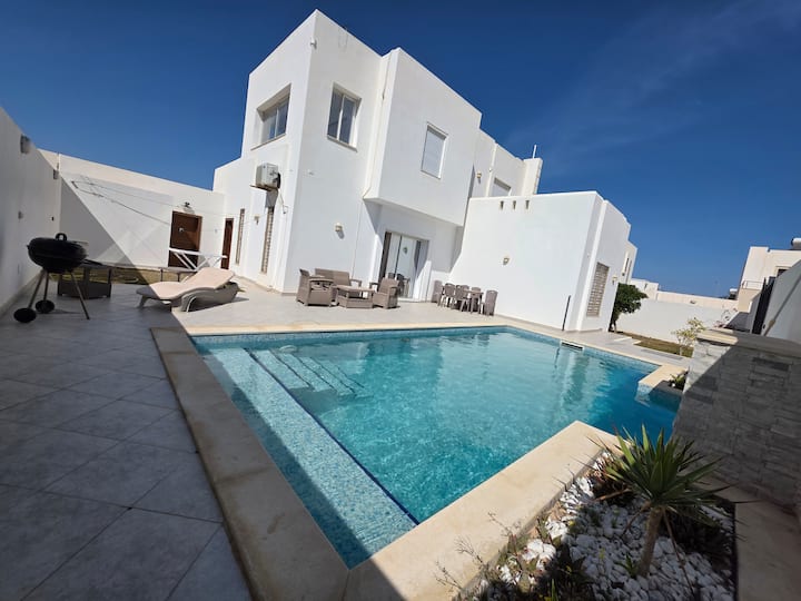 Superbe Villa Avec Piscine (S+3 Dont 2 Suites) - Houmt Souk