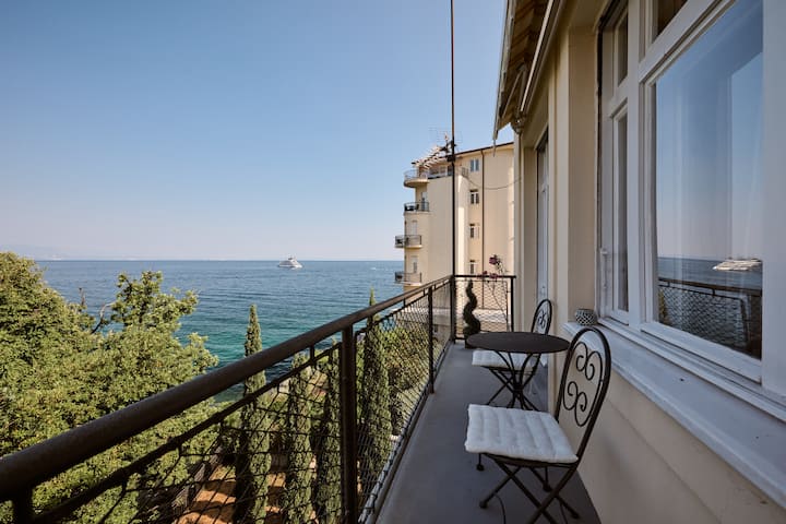 Leona Authentic Beachfront Villa 2br Apt - Opatija