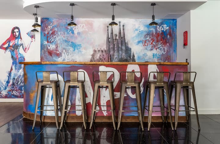 Barcelona Party Pad (Sleeps 16) - Liverpool