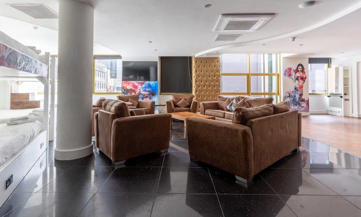 Barcelona Party Pad (Sleeps 16) - Liverpool
