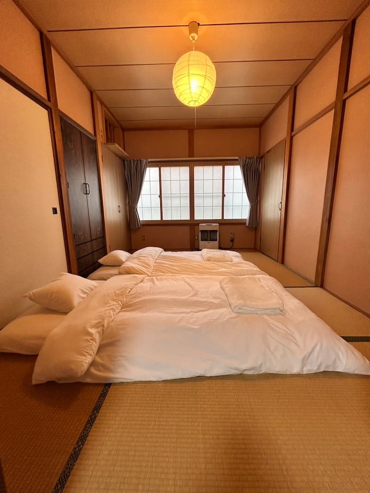 桜祭り会場まで徒歩5分！1棟貸切。最大定員8人。古き良き日本を堪能！※車庫高さ170cmまで - Aomori