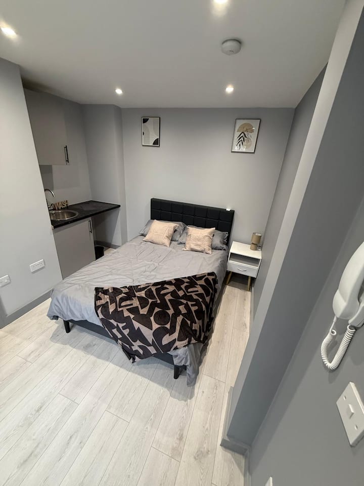 6 Bedroom 6 Bathroom House - Basildon