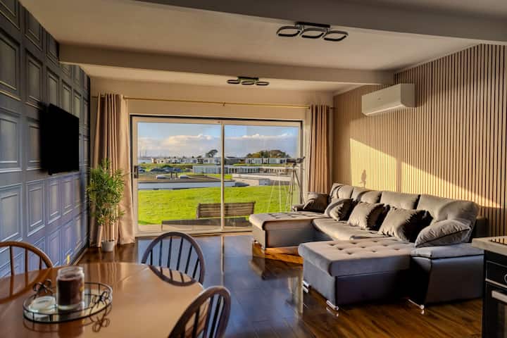 Cosy Coastal Chalet Retreat - Panoramic Sea Views - Isle of Wight