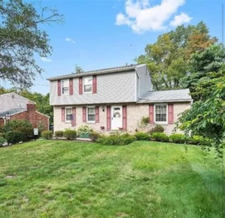 Cozy Modern Retreat With Comfort And Style - 플럼