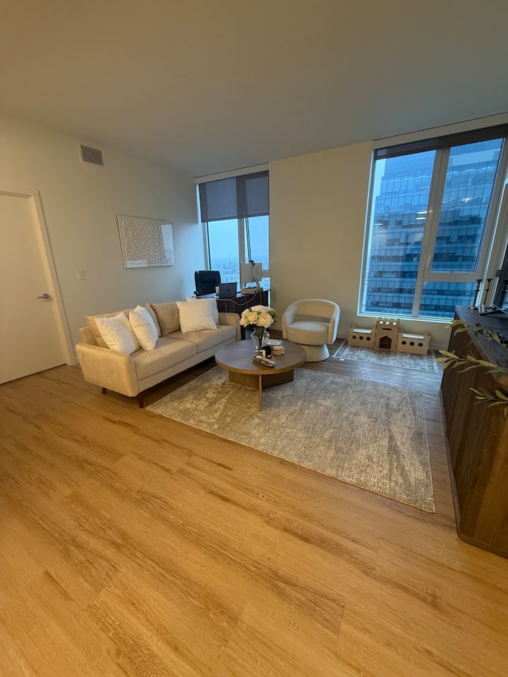 Luxury 2br W/ Water Views | Pool, Gym & Co-working - Baltimore, MD
