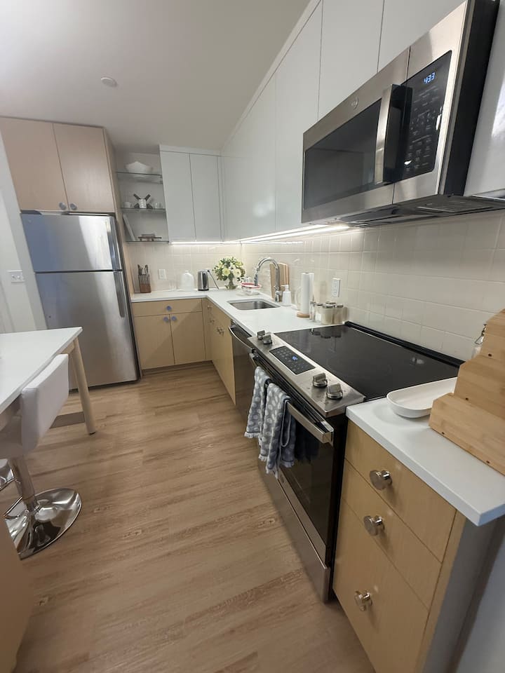 Luxury 2br W/ Water Views | Pool, Gym & Co-working - Baltimore, MD