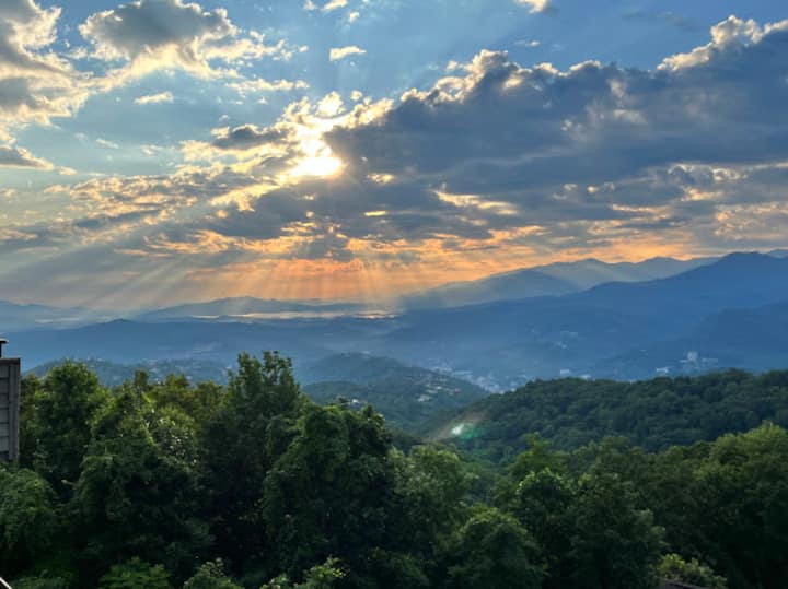 Smoky Mountain Escape - Incredible Mountain Views! - Gatlinburg, TN