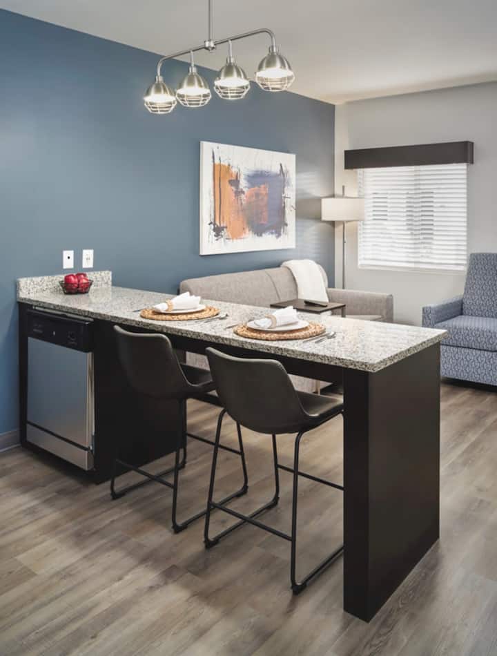 The Noticeable Stay Ext. Designer 2br Sleeps 6 - Newnan, GA