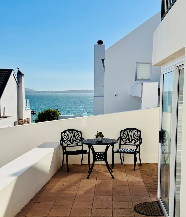 Salt & Sand Cottage | Lagoon View - Langebaan