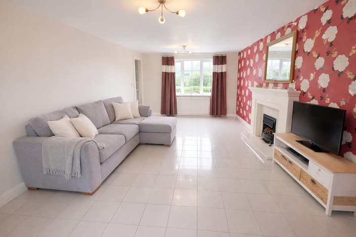 Cheltenham |Spacious | Sleeps 11| Parking - Corby