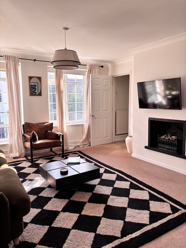 Great Location! Split-level Maisonette - Epsom