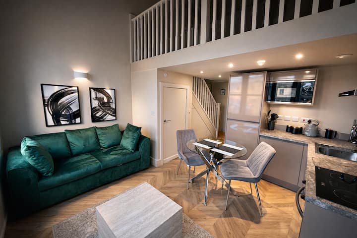 2 Bed Stylish Duplex Apt 55” Samsung Tv | Parking - Leeds