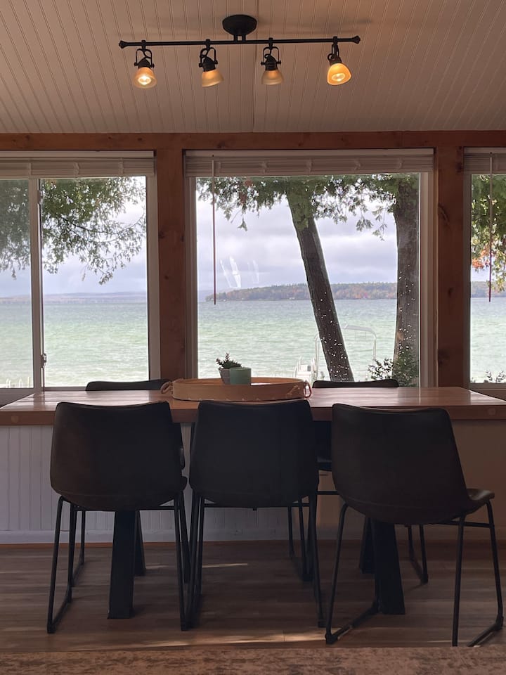 Burt Lake Cottage With Sunset Views - Indian River, MI