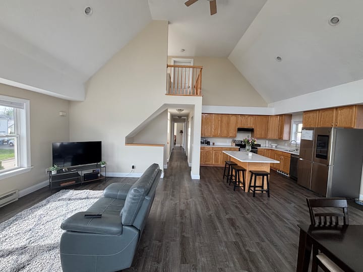 Spacious Lake Getaway - Near Webster Lake - Thompson, CT