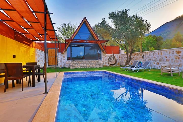 Korunaklı Havuzlu Jakuzili Balayı Villası – Kalkan - Kaş