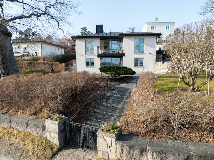 Skandinavisk Lyxvilla Med Panoramisk Sjöutsikt - Stockholm