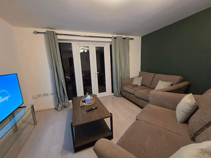 Spacious Contractor House | Sleeps 7 | Parking - Corby