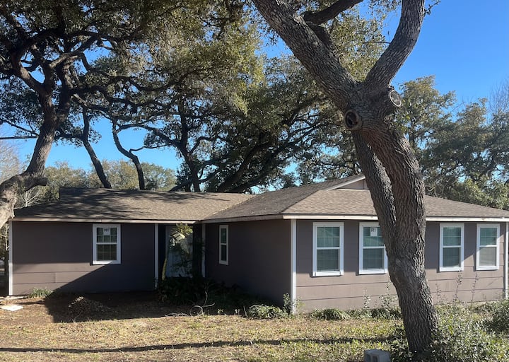 Welcome To The Newly Renovated Farris Family House - Round Top, TX