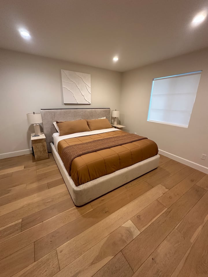 Luxury Coastal Malibu Bungalow + Free Parking! - Malibu, CA