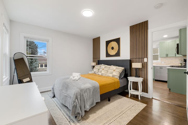 Homey Brookfield Gem — 4 Beds, 2 Baths, Great Yard - Brookfield, IL