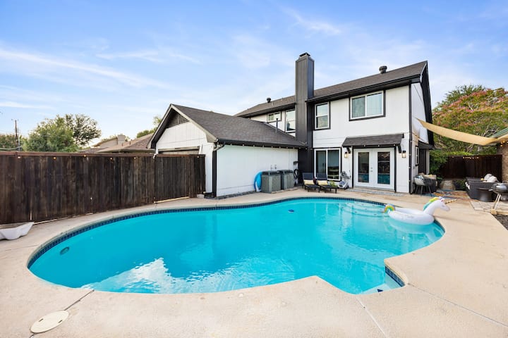 Pool Retreat: Poker Room, Firepit, Gym, Spa Chairs - Richardson, TX