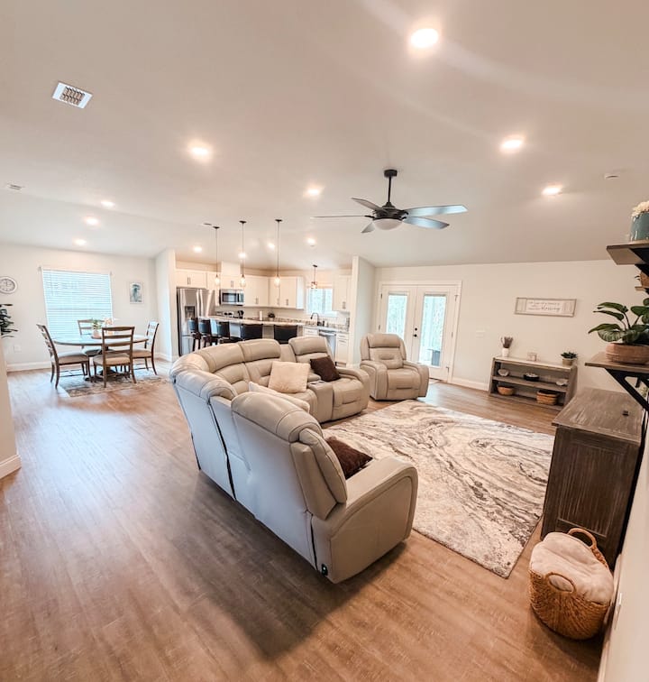 New Spacious Home! Sleeps12• Petfriendly•no Petfee - Navarre, FL