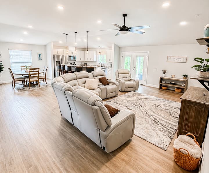 *New* Spacious Retreat, No Pet Fee, 8 Min To Beach - Navarre, FL