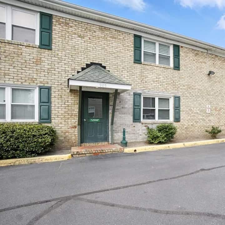 Beach Getaway• 7-night Stay • Military Friendly - Virginia Beach, VA