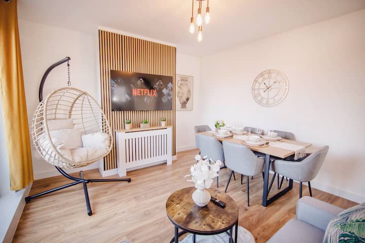 Golden Luxury Retreat | 2 Bath | Parking | 16ppl - Barnsley