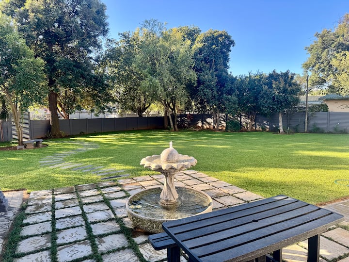 Entire Home | 6 Guests | Braai Area | Jacuzzi - Tlhabane