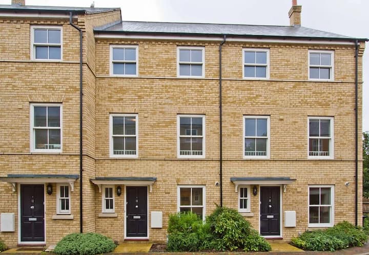 Central Ipswich 5‑bed, 3‑bath House, Parking - Ipswich