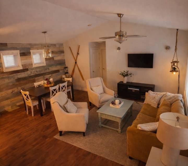 Lake-views | Private Balcony | Pet Friendly Lacasa - Lake Country