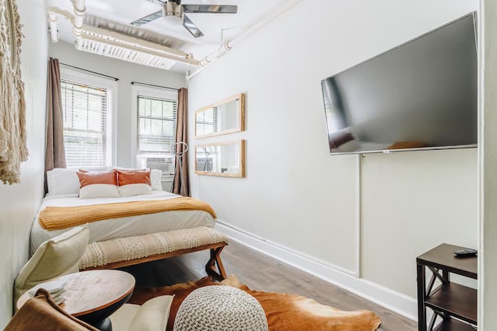 Quaint Lakeview Studio Near Wrigley - Chicago, IL