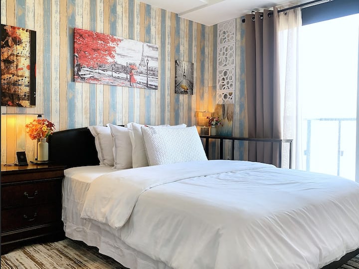 Downtown Toronto Condo With Balcony & Workspace - Toronto