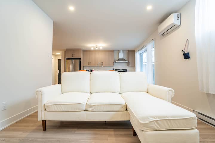 Unique & Spacious 2br Stay • Yard • Parking - Saint-Lambert