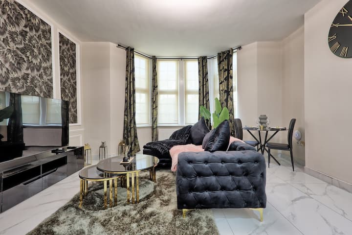 Modern 1 & 2 Bedrooms Flats Near West Cliff Beach - Southend-on-Sea