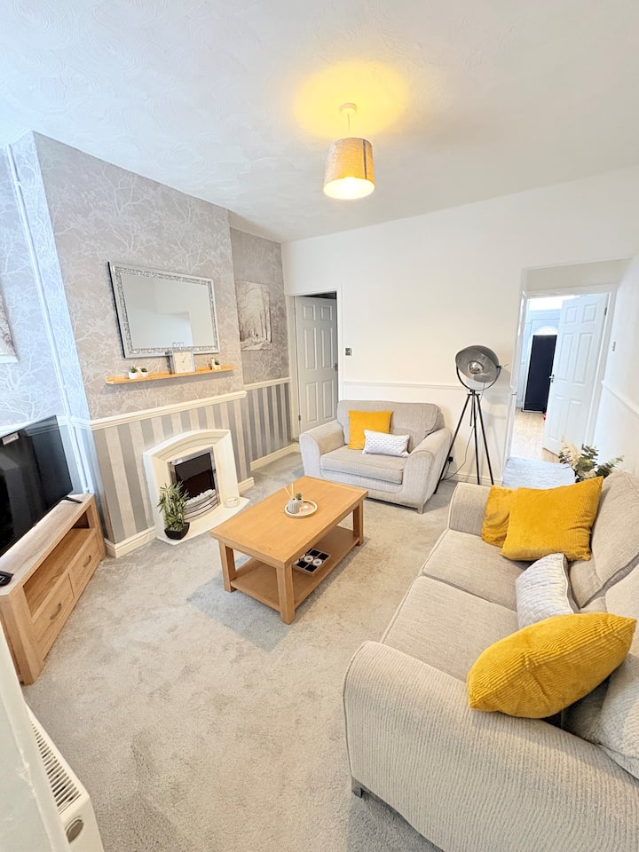 Neville House-free Parking, Families & Contractors - Newcastle-under-Lyme