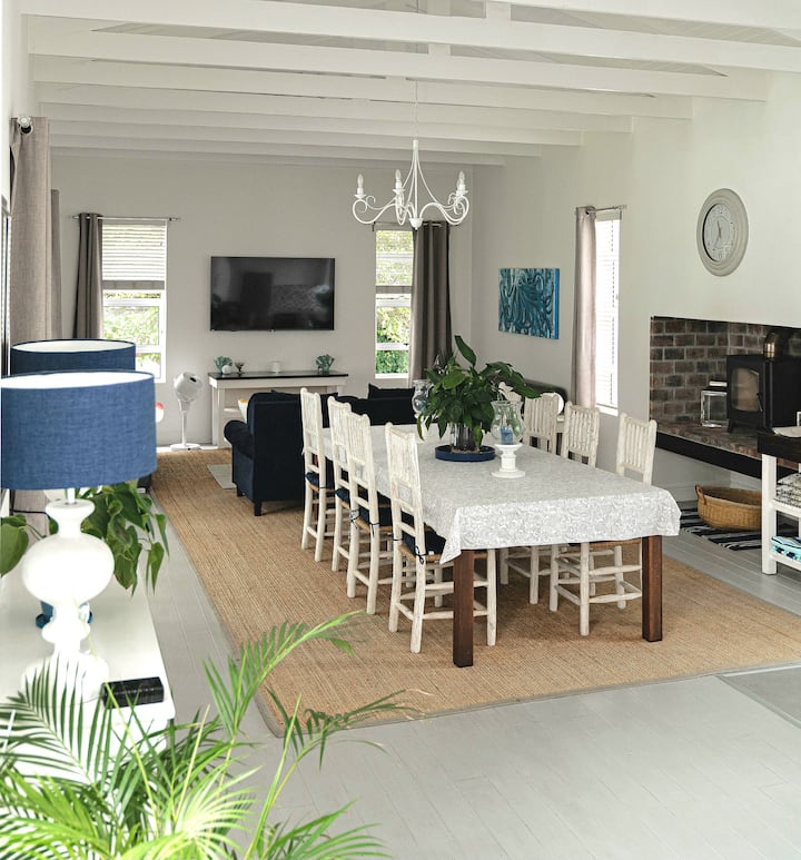 Spacious Central Holiday House With Pool And Braai - Hermanus